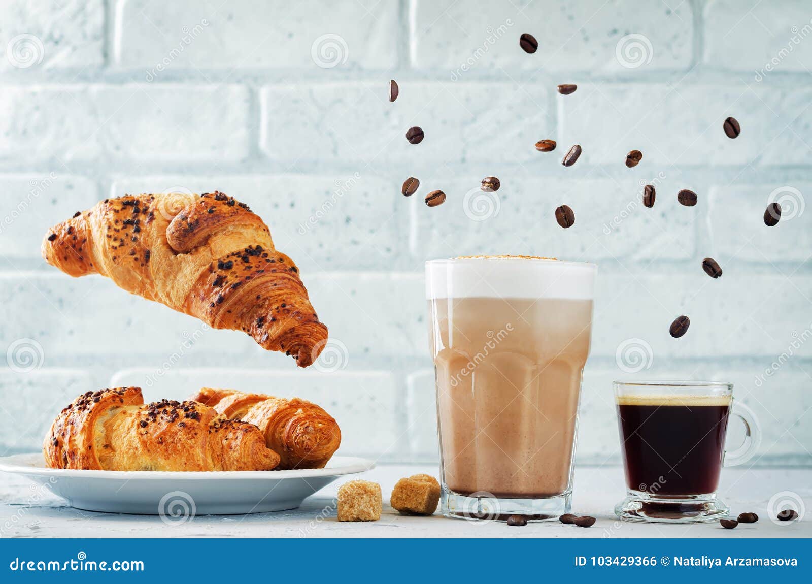 Olika Typer Av Kaffe Med Flyggiffel Espresso Och M Arkivfoto - Bild av ...