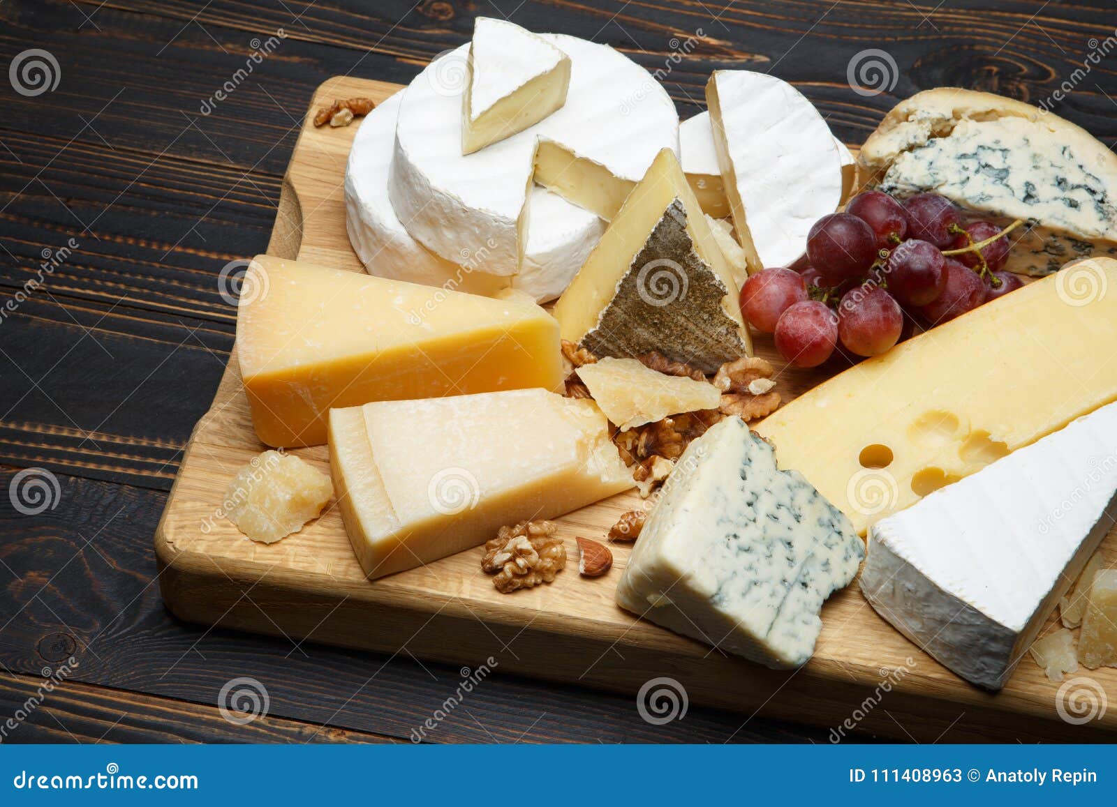 Olika Typer Av Ost - Parmesan, Brie, Roquefort, Cheddar Fotografering ...