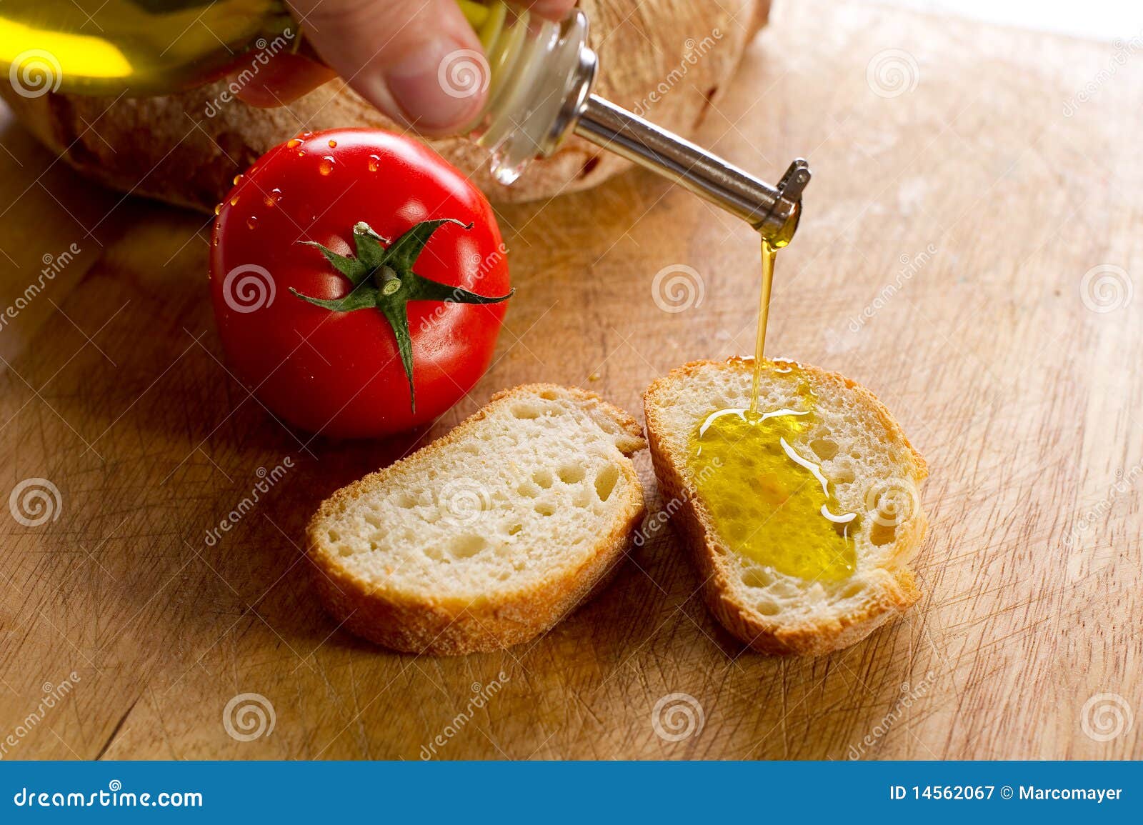 Olio di oliva sopra pane immagine stock. Immagine di appetitoso - 14562067