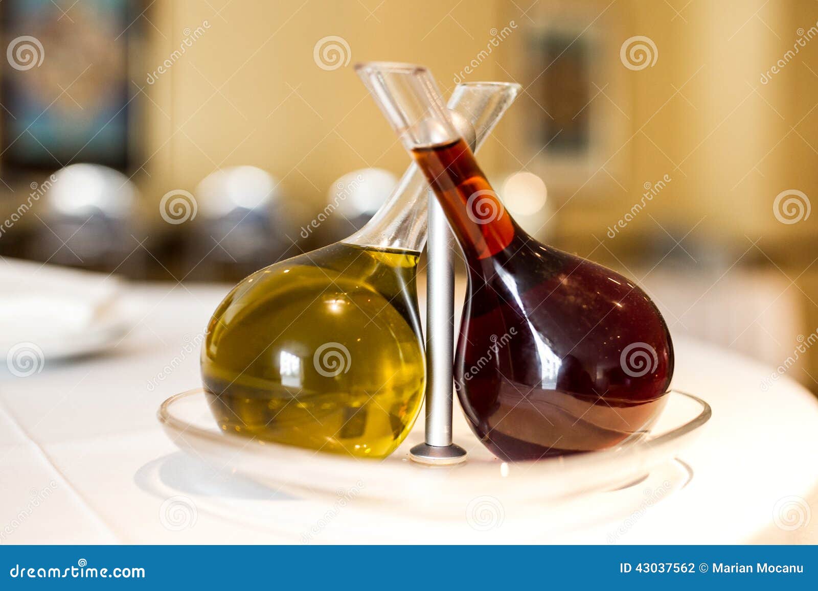 Olio ed aceto di oliva fotografia stock. Immagine di ingrediente - 43037562