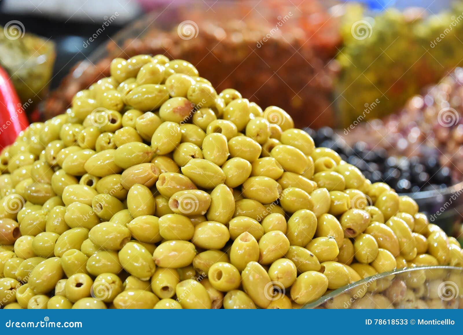 Olive Assortite Sulla Stalla Araba Del Mercato Di Strada Immagine Stock ...