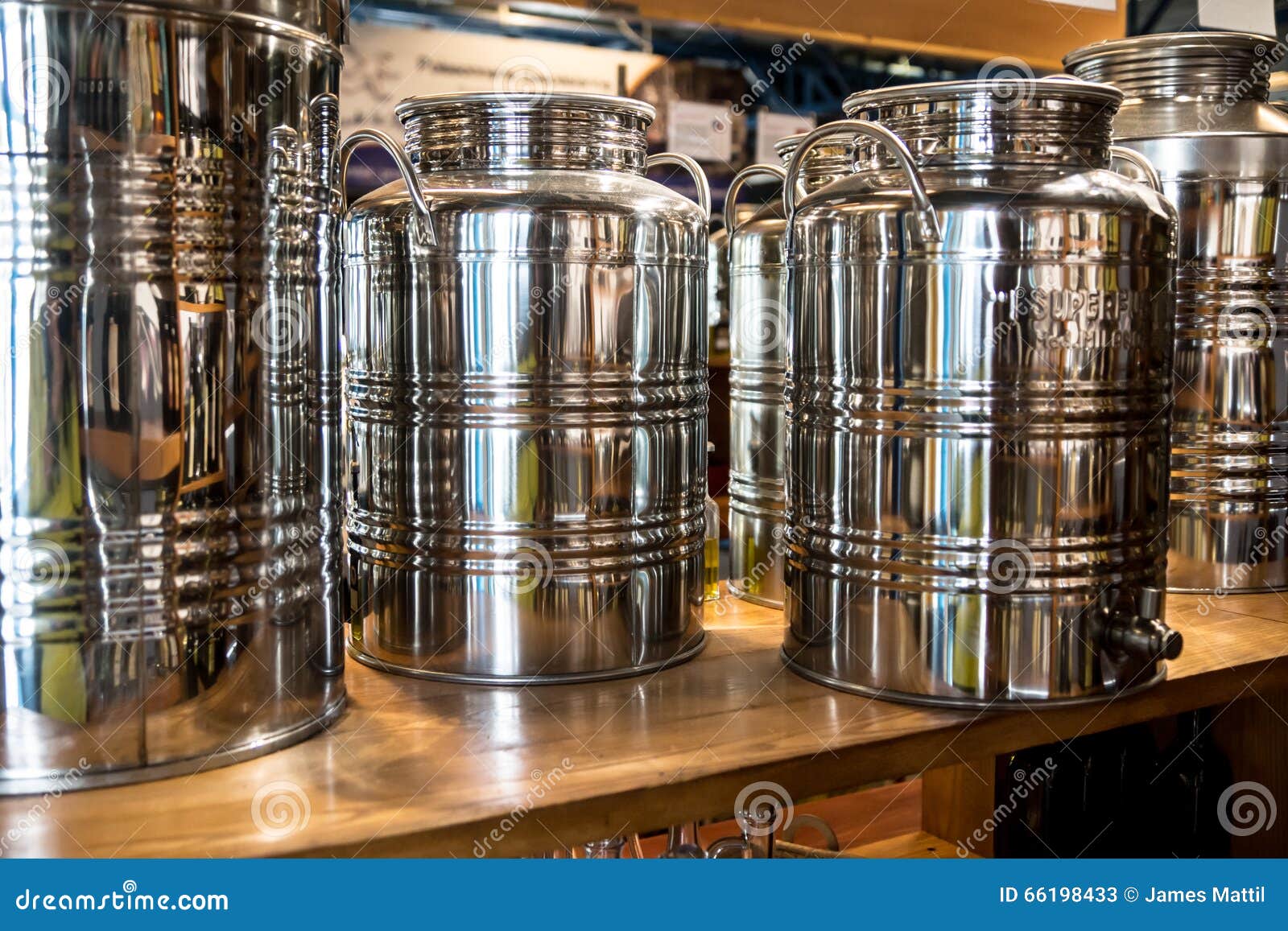 Olive Oil Tanks imagen de archivo. Imagen de espita, inoxidable - 66198433