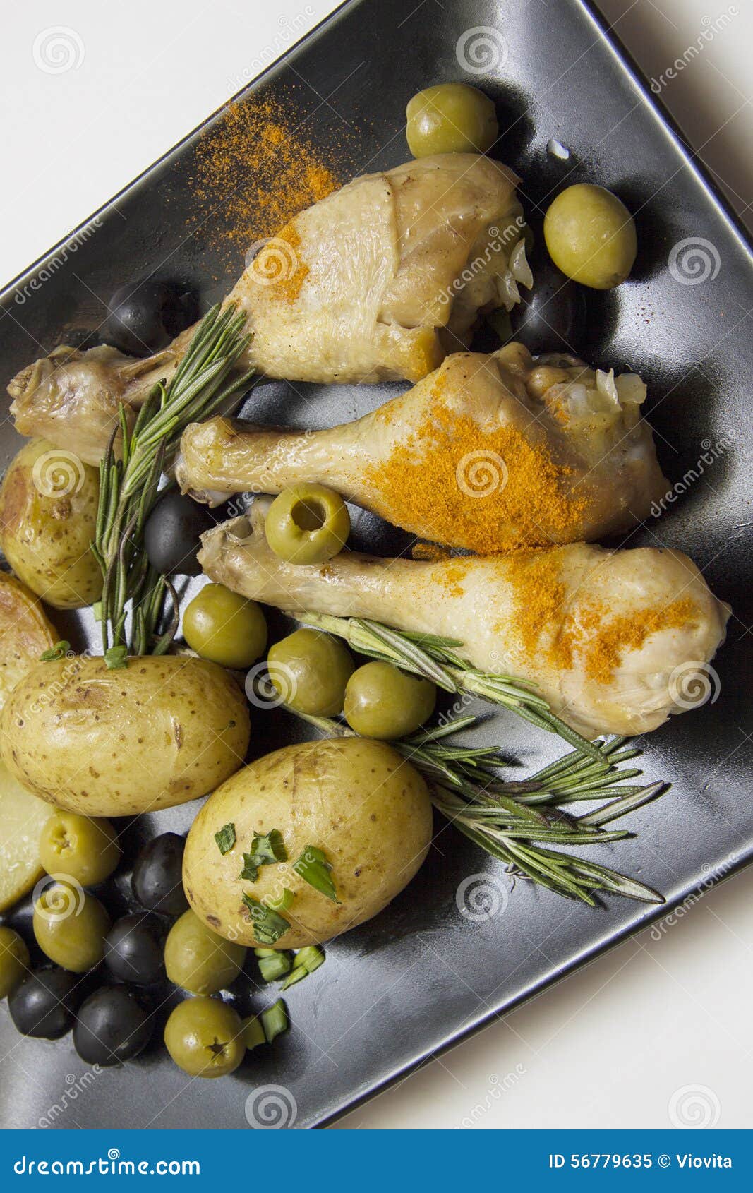Olive, Patate E Parti Del Pollo Immagine Stock - Immagine di gallina ...