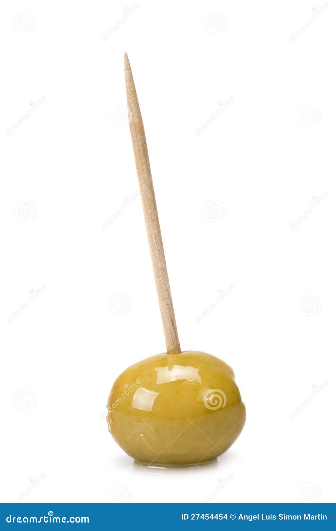 Olive sur un toothpick photo stock. Image du sélection - 27454454
