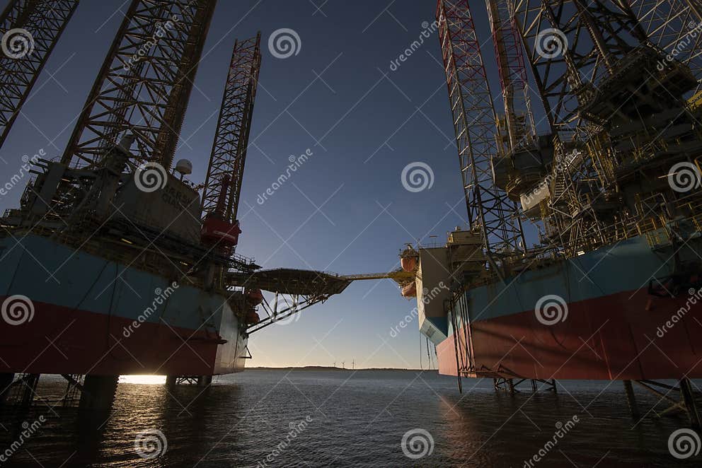 Olje- Rig and Wind Power redaktionell arkivfoto. Bild av ström - 81452518