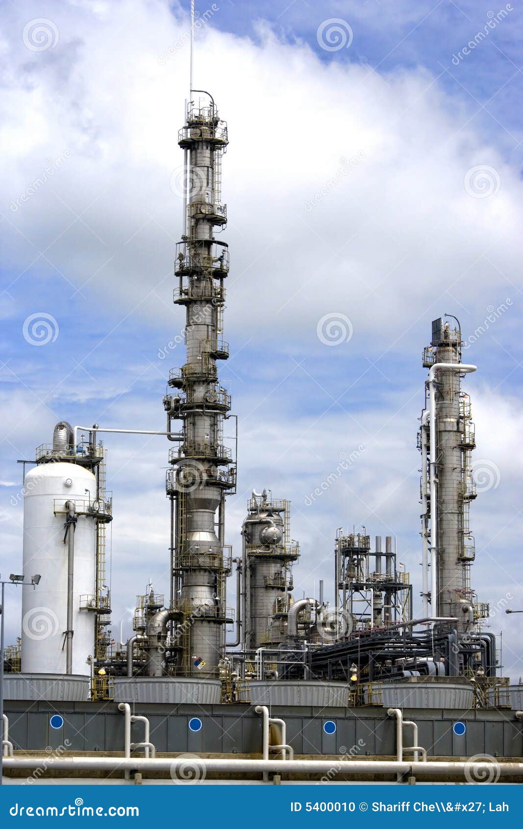 Oljeraffinaderi arkivfoto. Bild av dunster, raffinaderi - 5400010