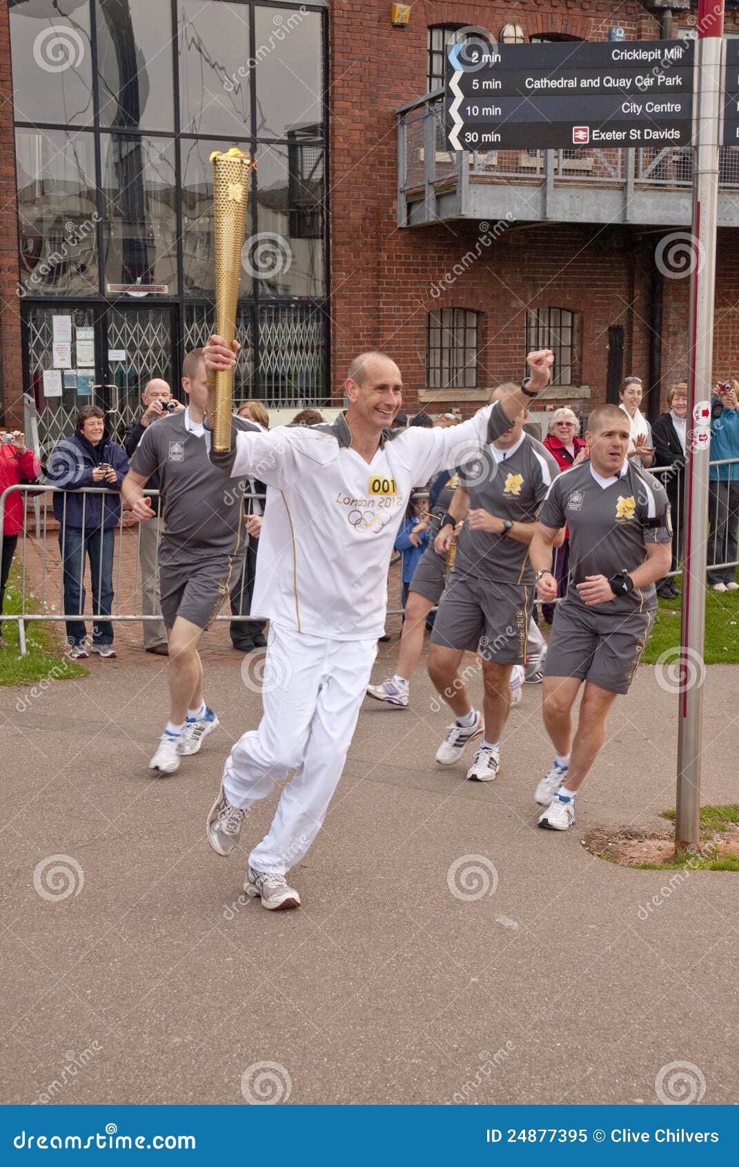 Olympischer Torchbearer Paul Giblin Mit Der Fackel Redaktionelles Bild ...