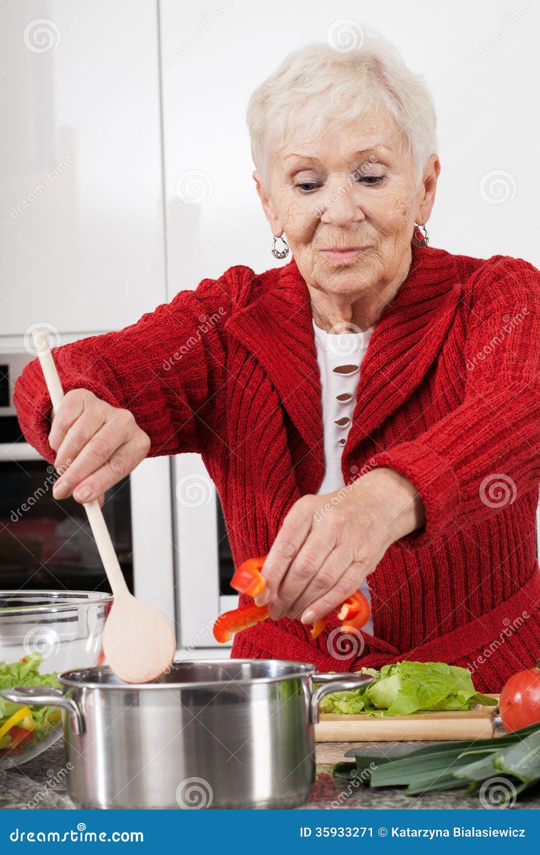 Oma het koken stock afbeelding. Image of blij, gezondheid - 35933271