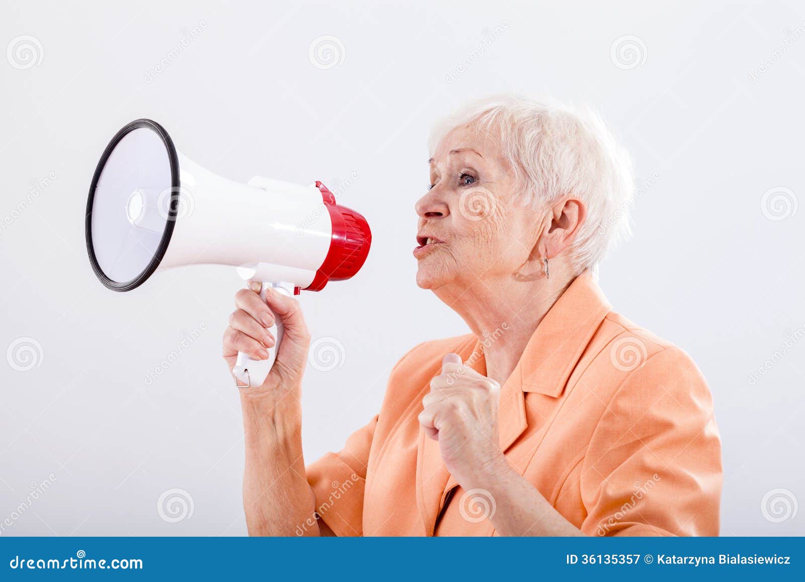 Oma met megafoon stock afbeelding. Image of bazig, levendig - 36135357