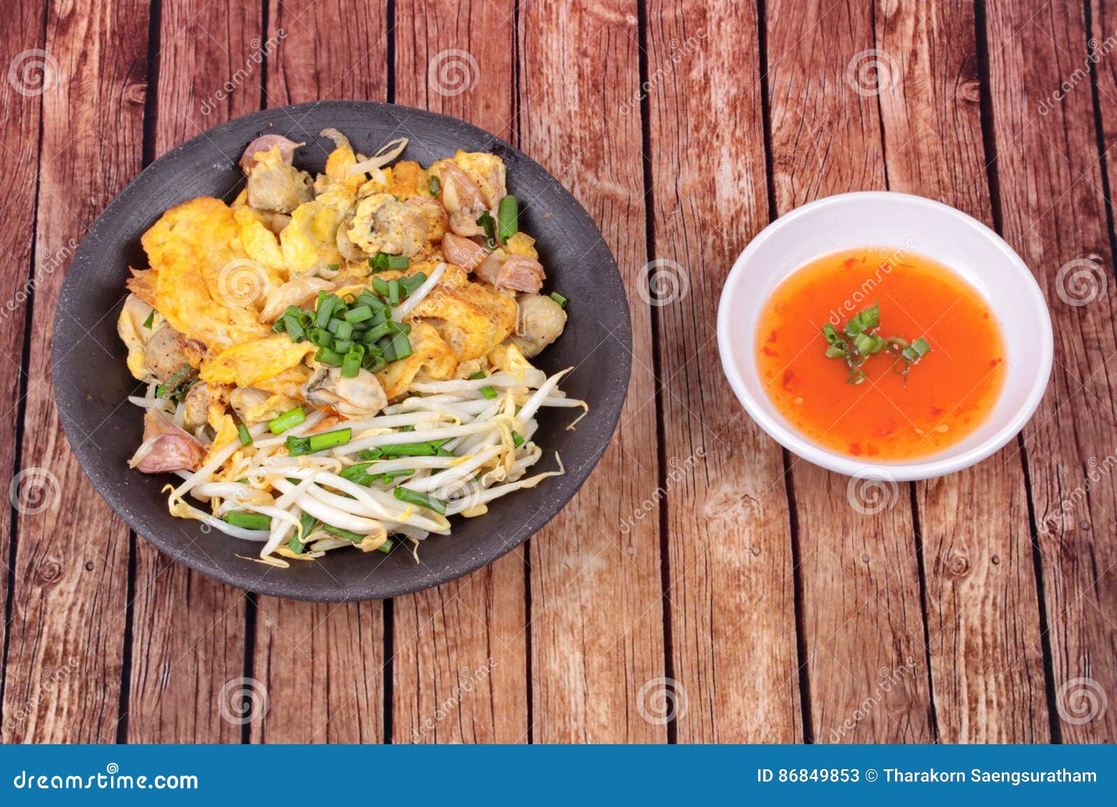 Omeleta Fritada Da Ostra Com Chamada Hoi Tod Khai Da Erva Imagem de ...