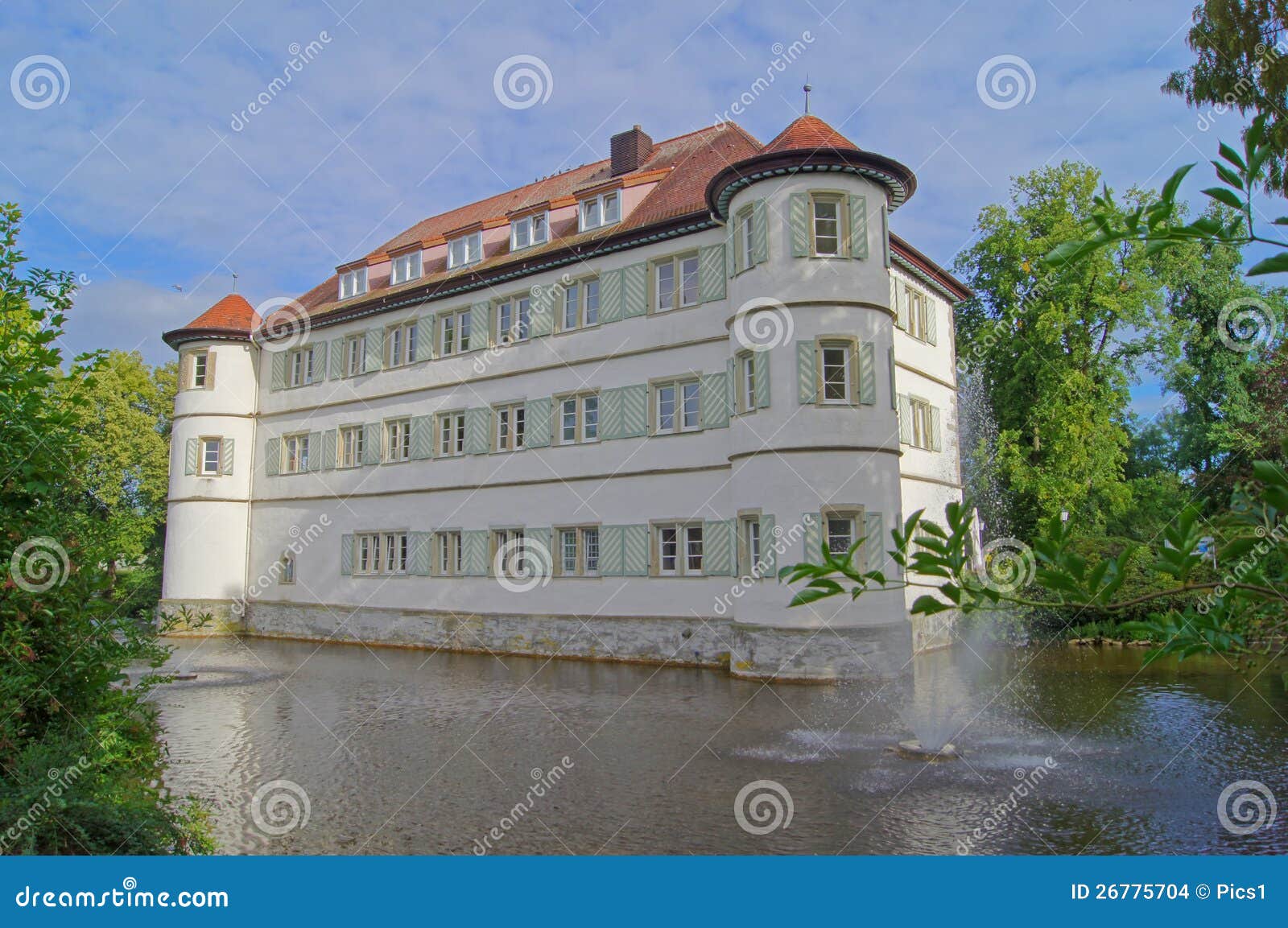 Omgett med vallgrav slott arkivfoto. Bild av galler, buskar - 26775704