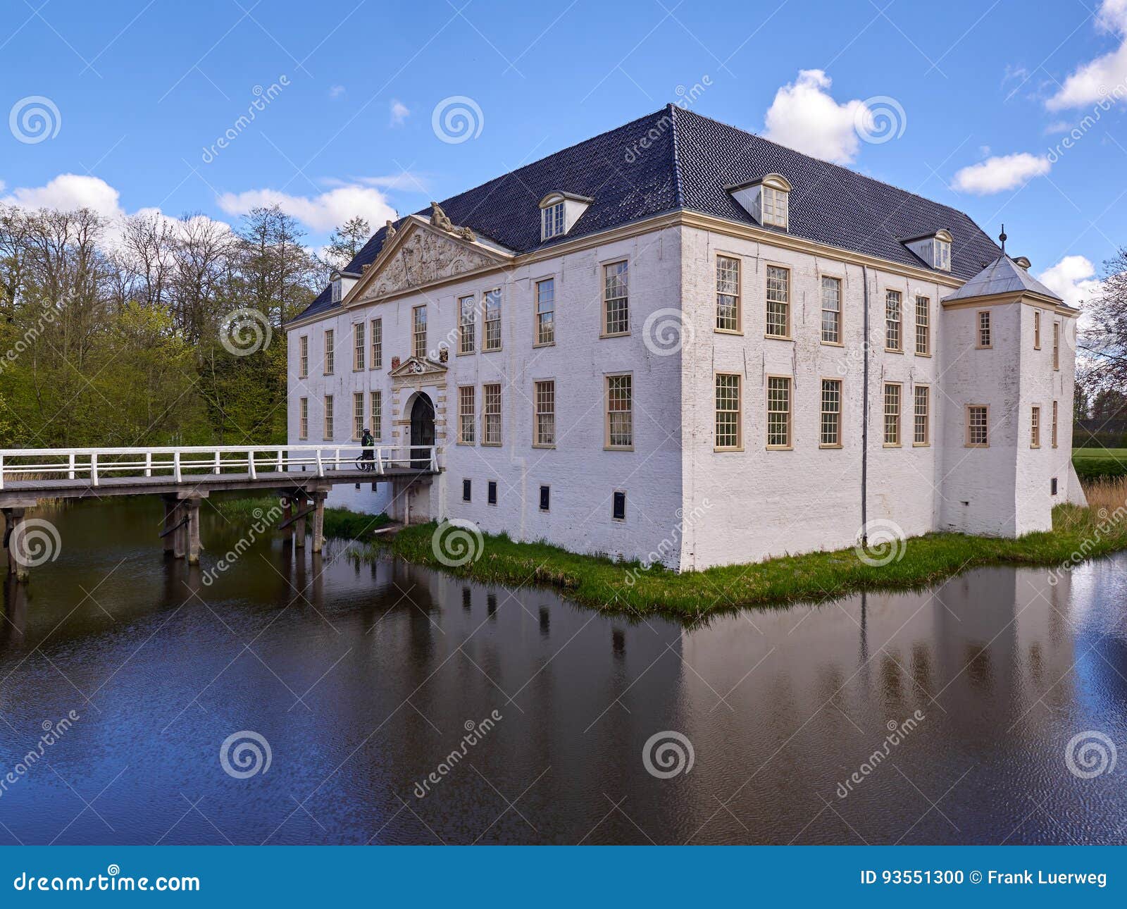 Omgiven Med Vallgrav Slott I Dornum Arkivfoto - Bild av stor, vallgrav ...