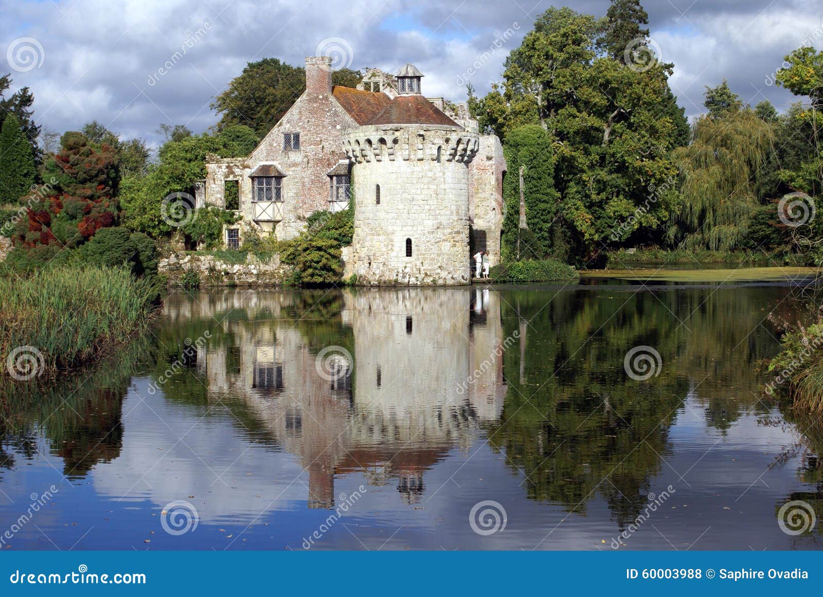 Omgiven Med Vallgrav Slott I England Arkivfoto - Bild av reflexion ...