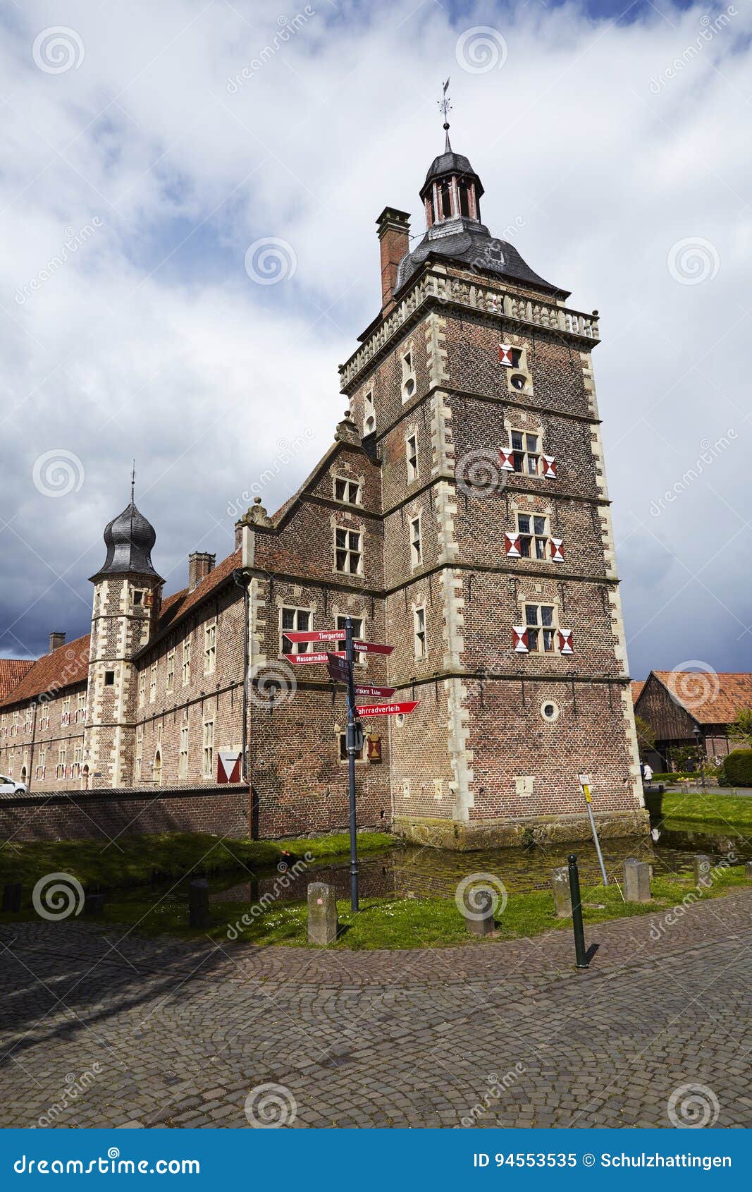 Omgiven Med Vallgrav Slott Raesfeld - Torn Fotografering för Bildbyråer ...