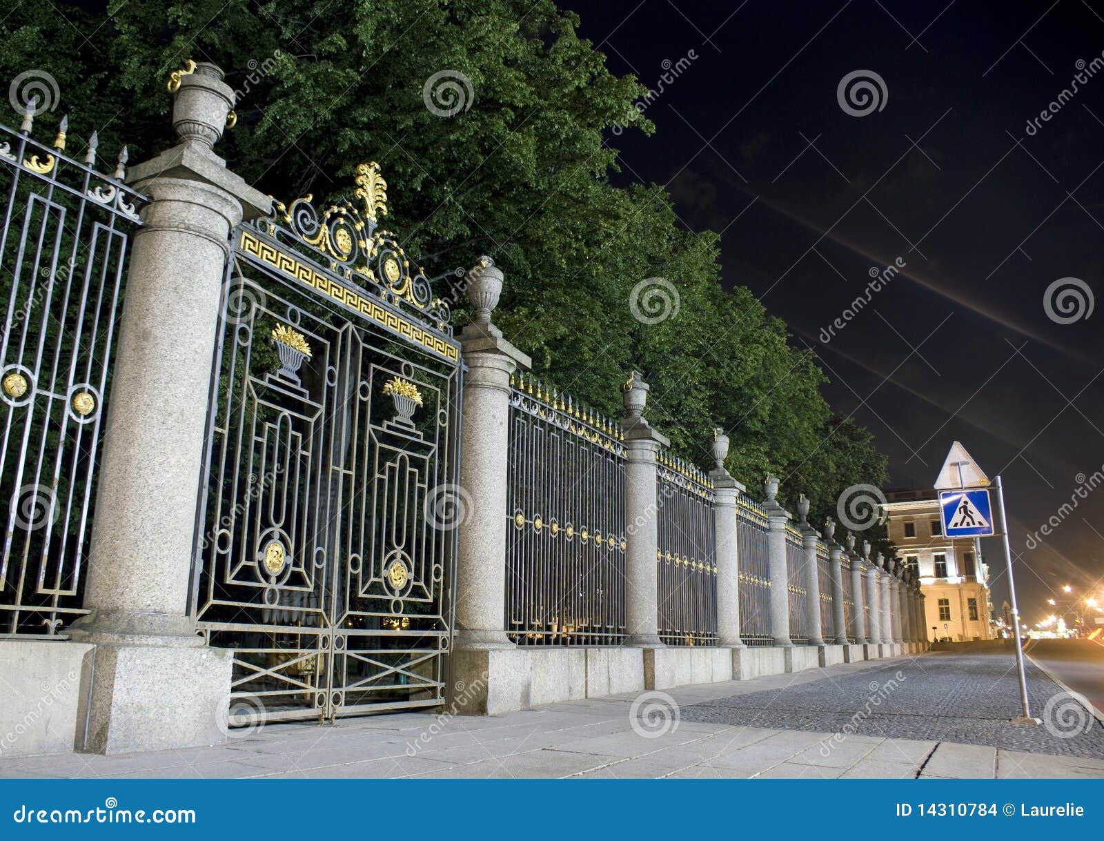 Omheining Van De Tuin Van De Zomer Stock Foto - Image of stad, tuin ...
