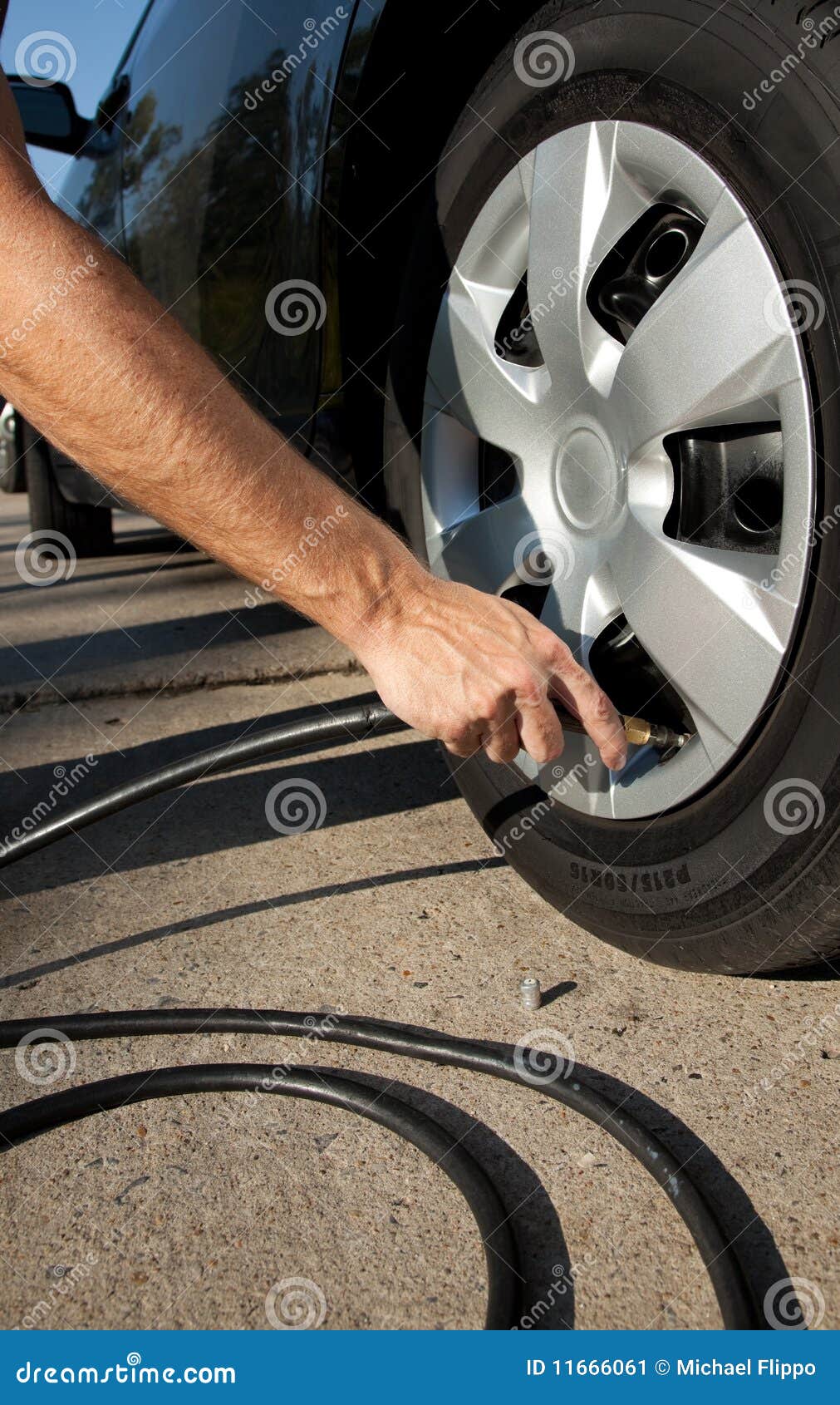 Omhoog Het Luchten Van Een Autoband Stock Afbeelding - Image of ...