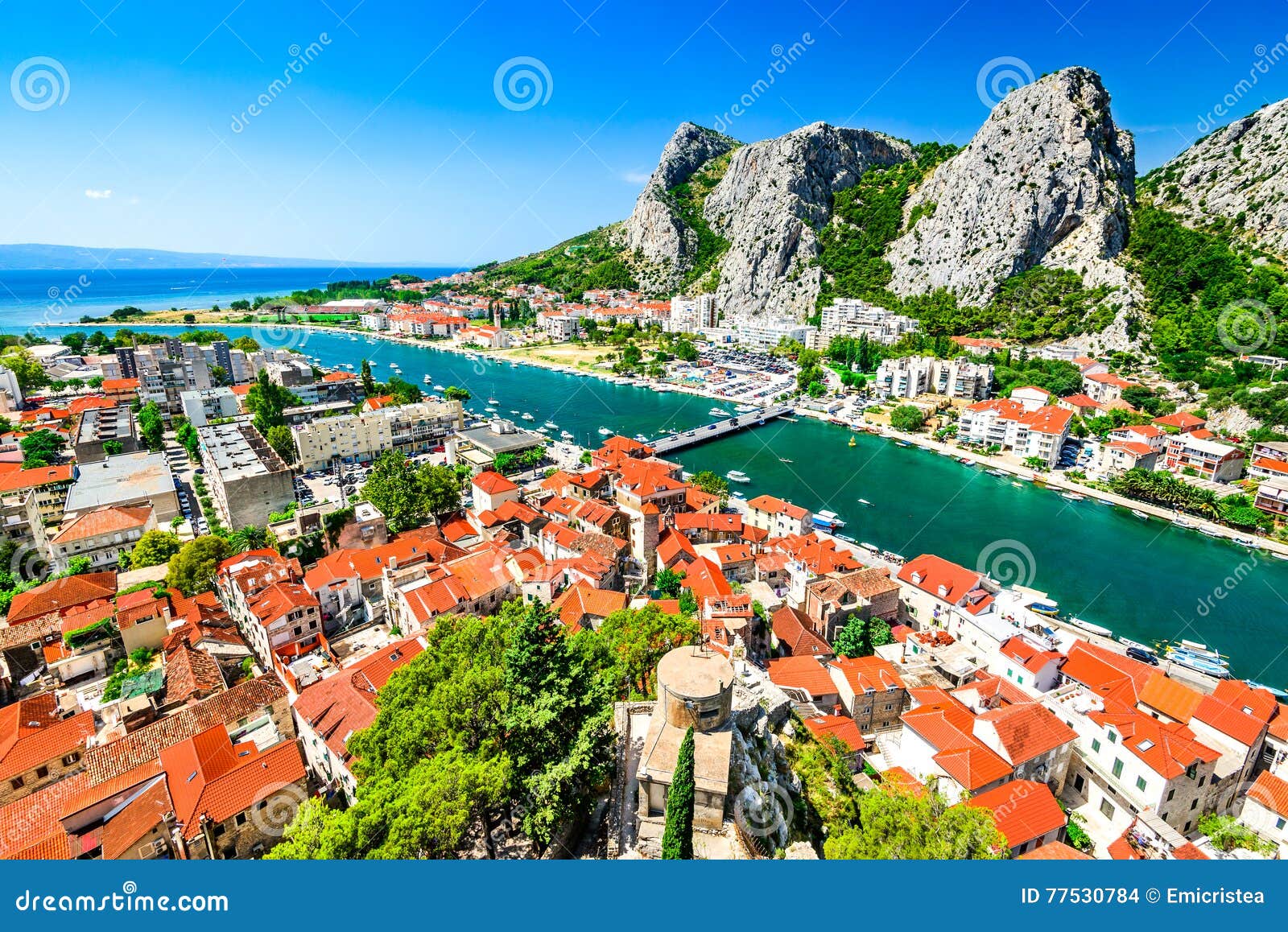Omis, Dalmatie, Croatie photo stock. Image du adriatique - 77530784