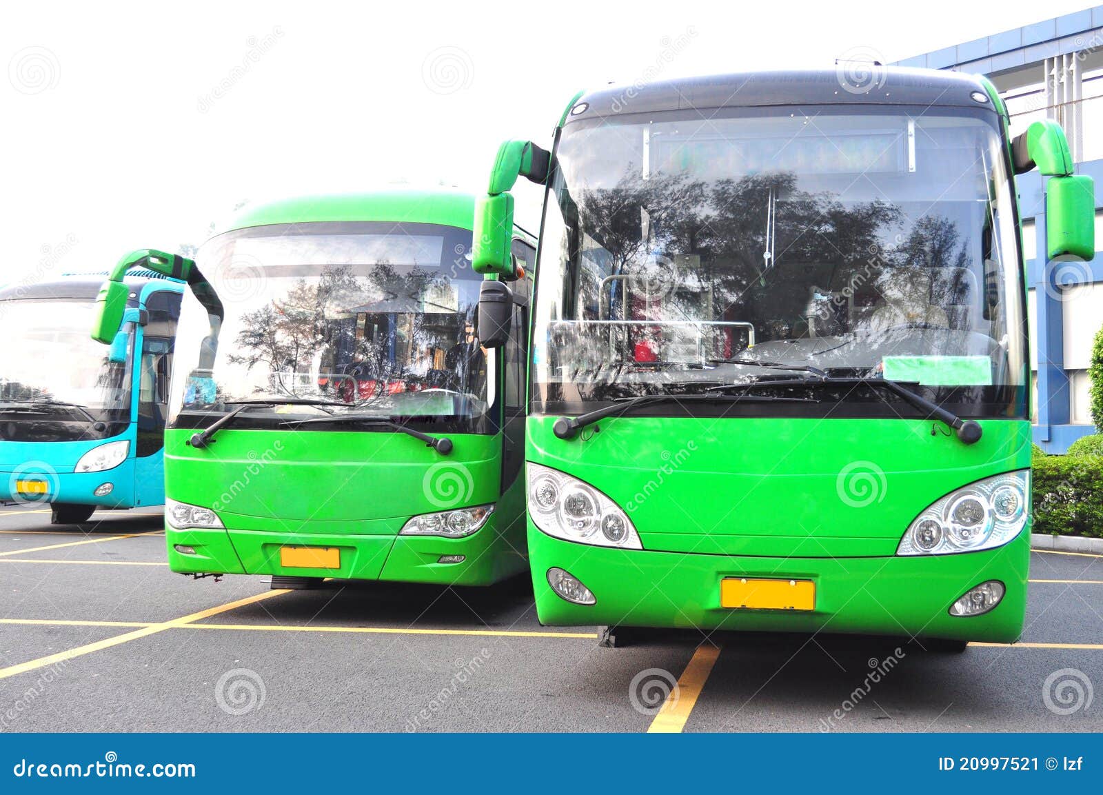 Omnibus verde imagen de archivo. Imagen de estacionamiento - 20997521