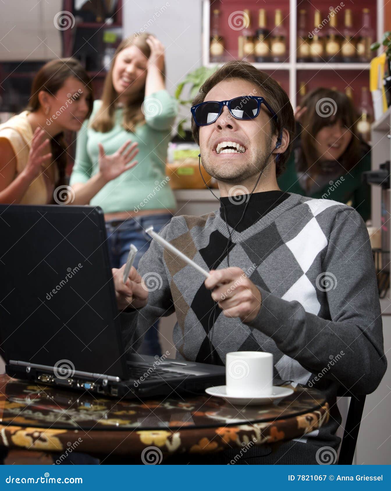 Onaangename Jonge Mens Die Luid Zingt Stock Afbeelding - Image of luid ...