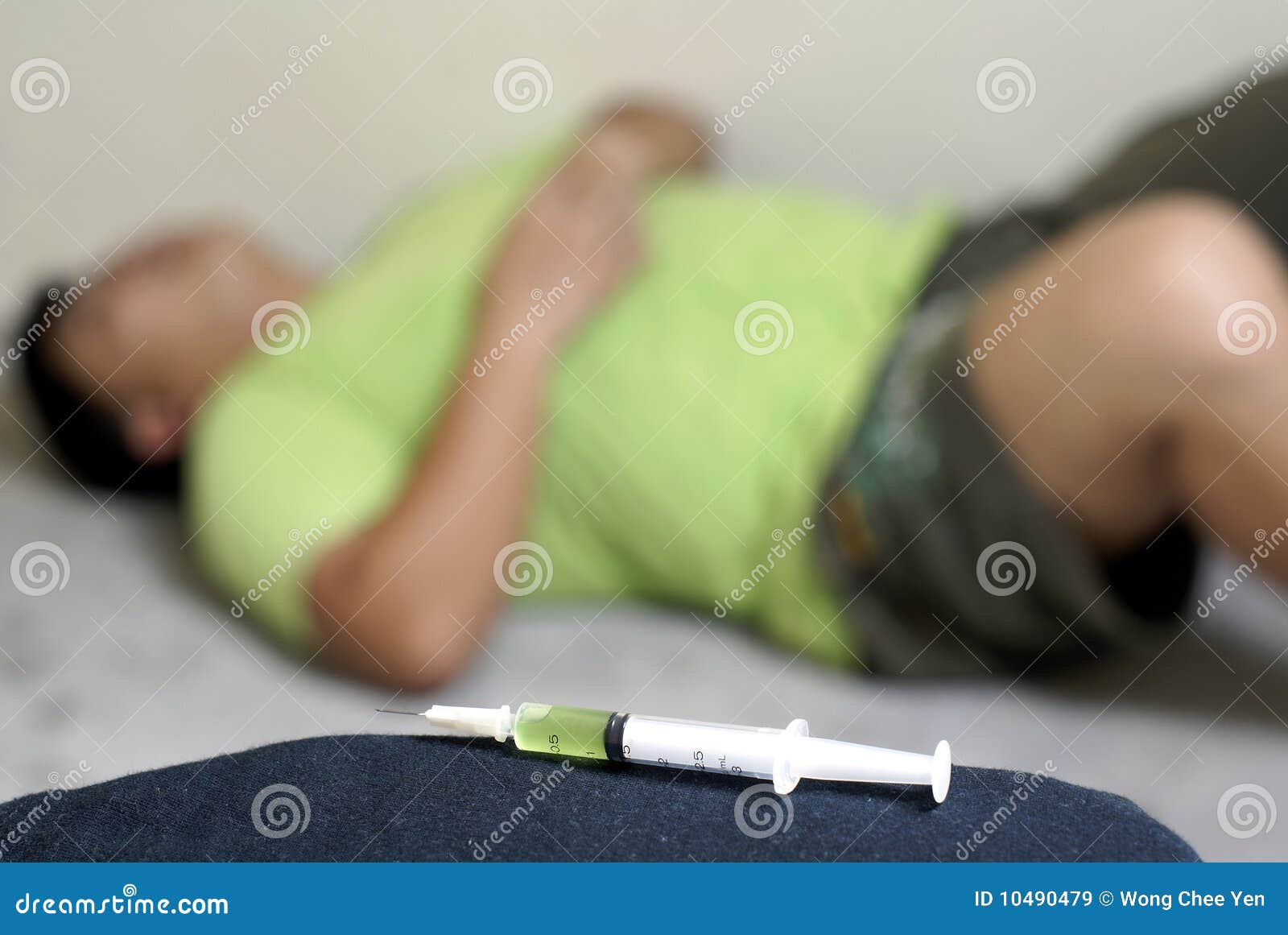 Onbewuste Verslaafde En Spuit Stock Afbeelding - Image of mannetje ...