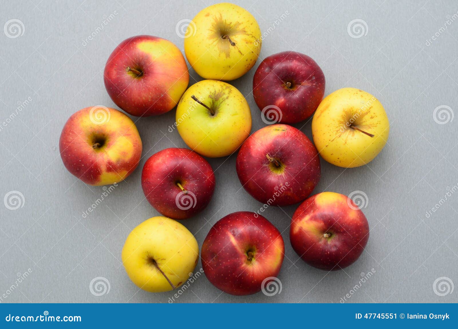 Once manzanas en la tabla imagen de archivo. Imagen de manzana - 47745551