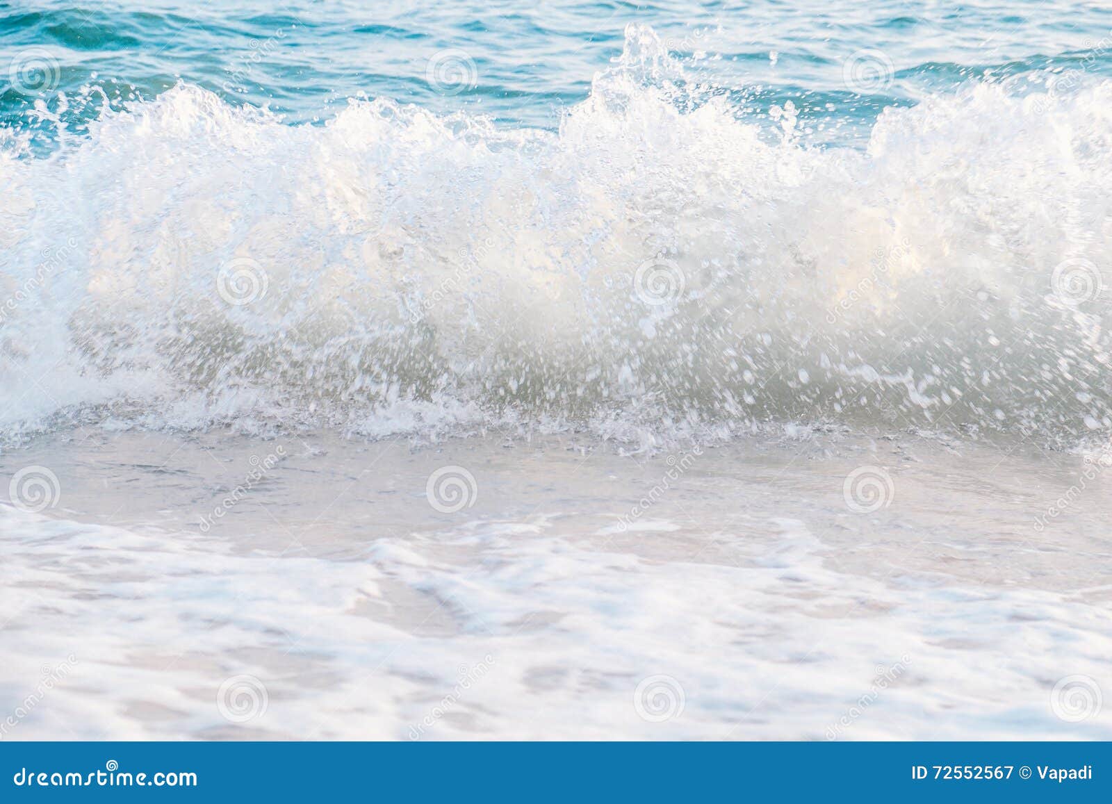 Onda del mare calmo immagine stock. Immagine di sabbia - 72552567