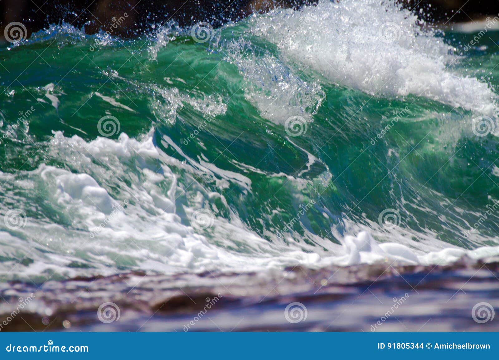 Onda Que Se Rompe En Orilla Foto de archivo - Imagen de captura, costa ...