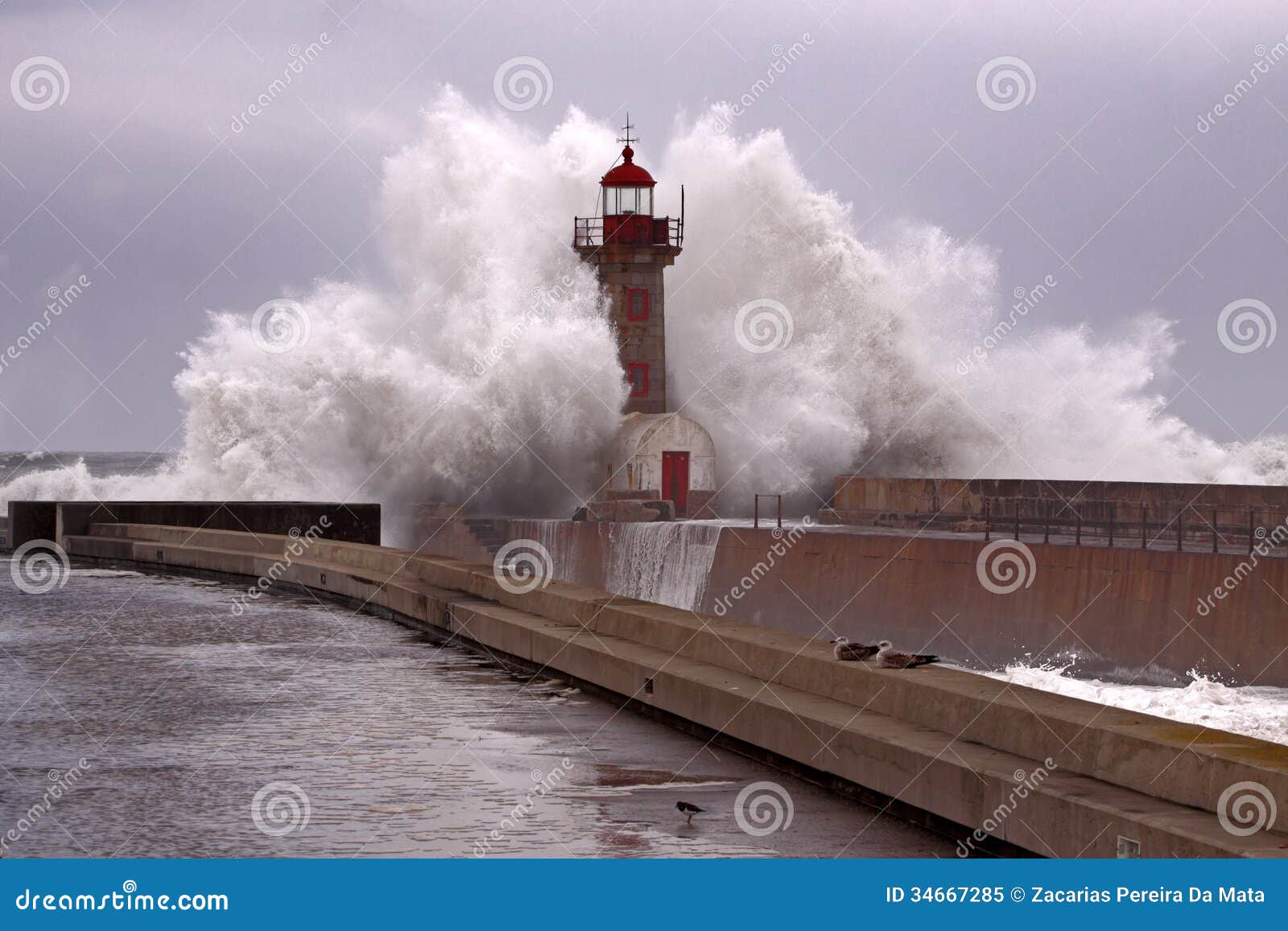 Onda tempestuosa grande imagen de archivo. Imagen de faros - 34667285