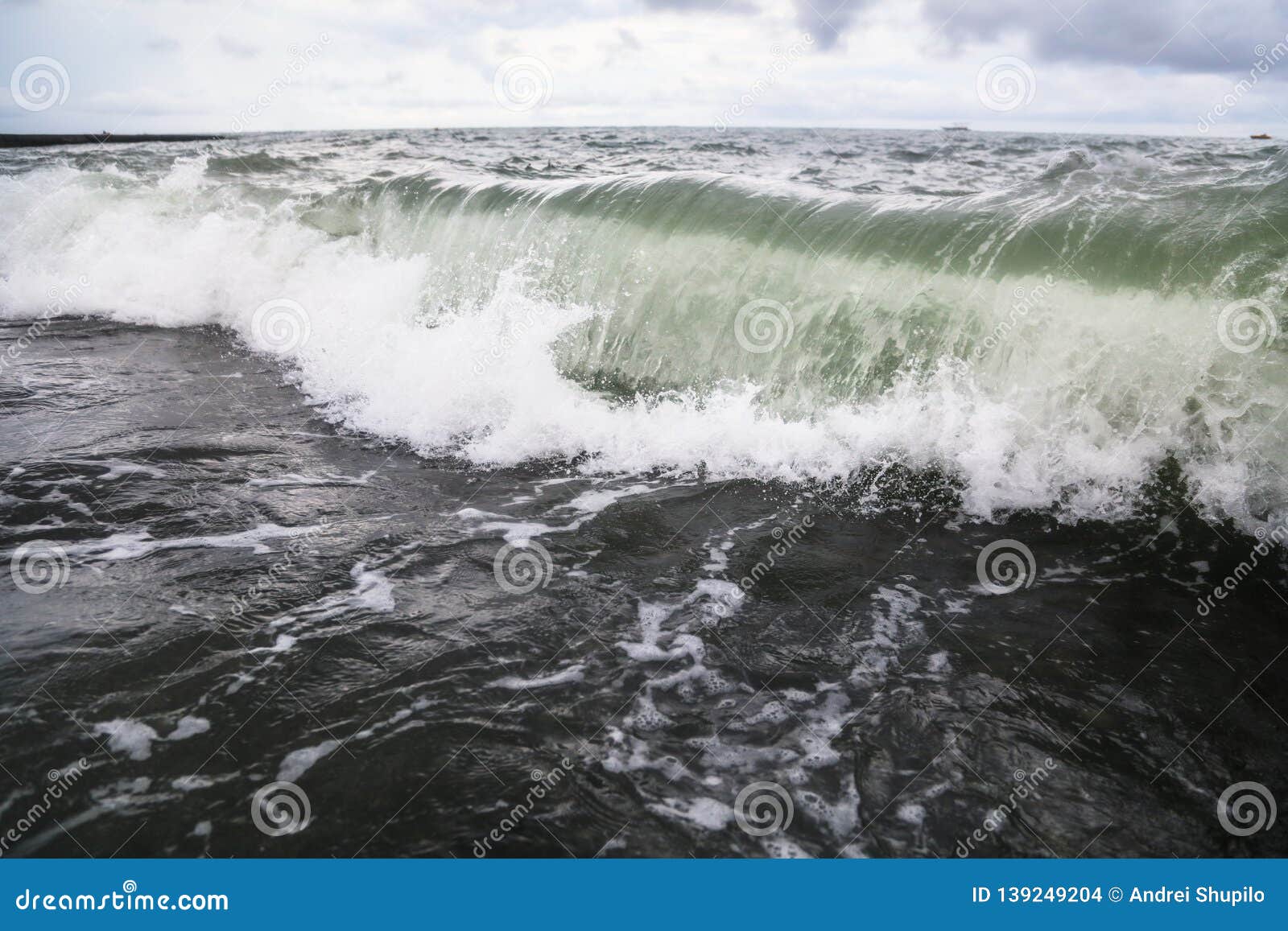 Ondas De La Tormenta En La Costa Como Fondo Foto de archivo - Imagen de ...