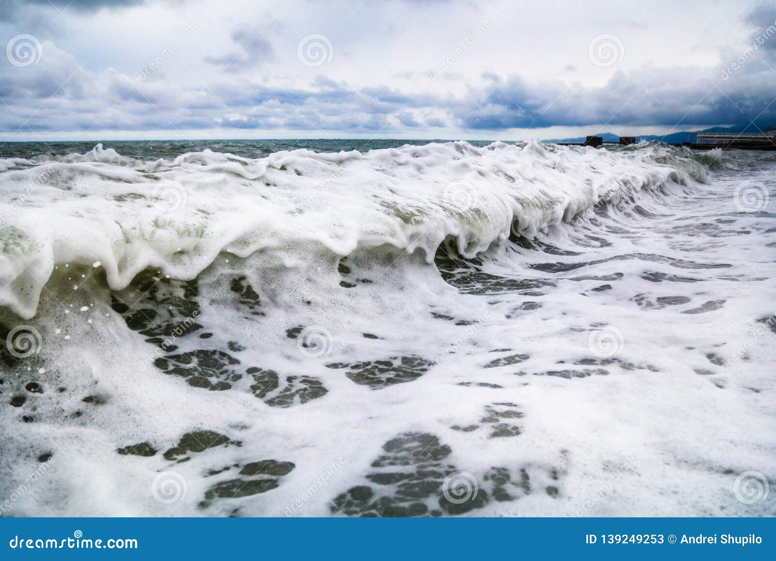 Ondas De La Tormenta En La Costa Como Fondo Imagen de archivo - Imagen ...