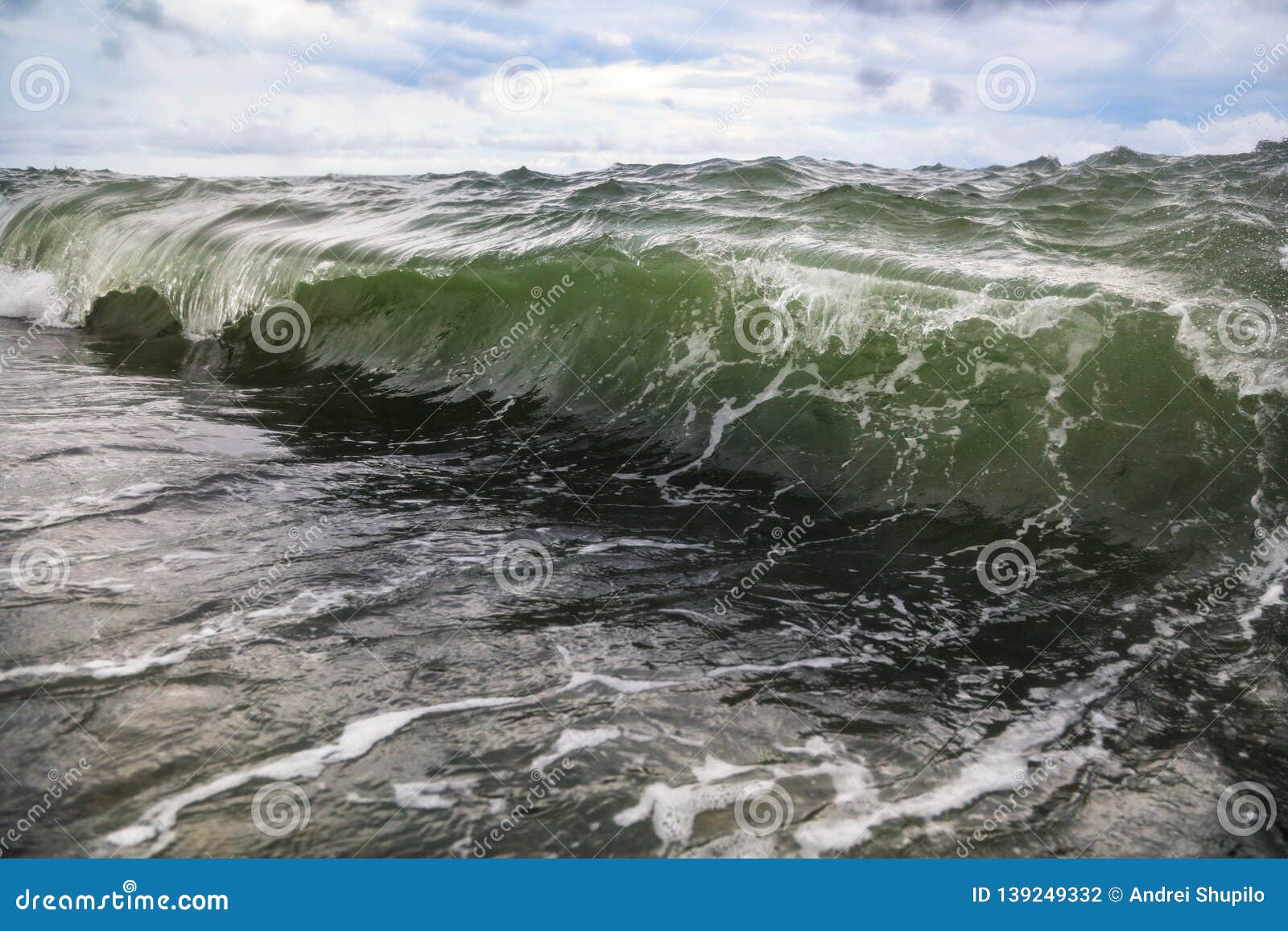 Ondas De La Tormenta En La Costa Como Fondo Foto de archivo - Imagen de ...