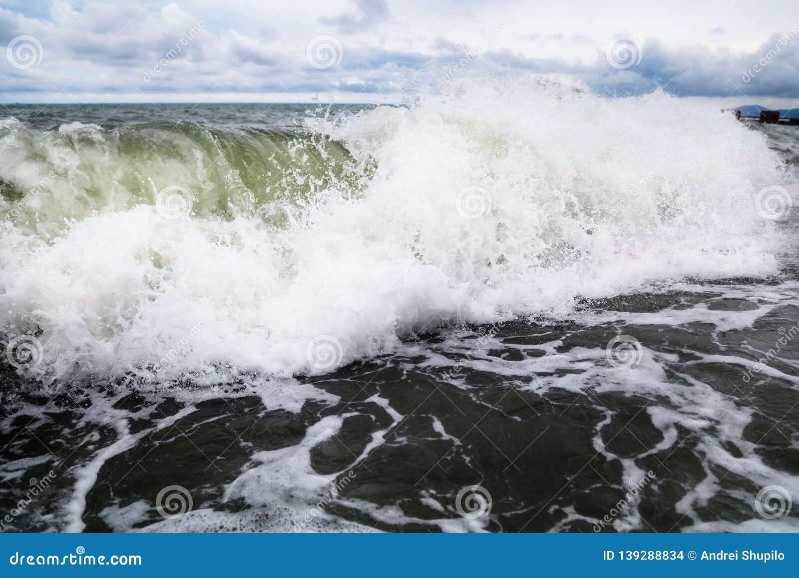 Ondas De La Tormenta En La Costa Como Fondo Foto de archivo - Imagen de ...