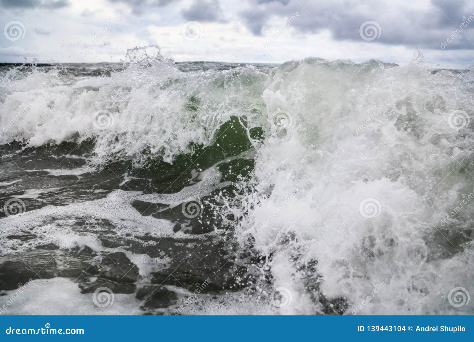 Ondas De La Tormenta En La Costa Como Fondo Foto de archivo - Imagen de ...