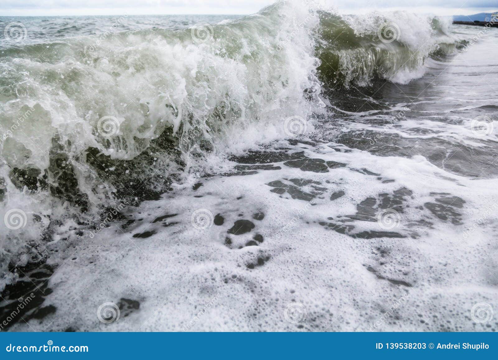 Ondas De La Tormenta En La Costa Como Fondo Imagen de archivo - Imagen ...