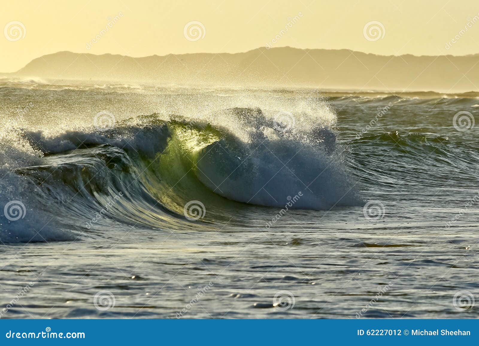 Ondas De Quebra No Final Do Sol Da Tarde Foto de Stock - Imagem de ...