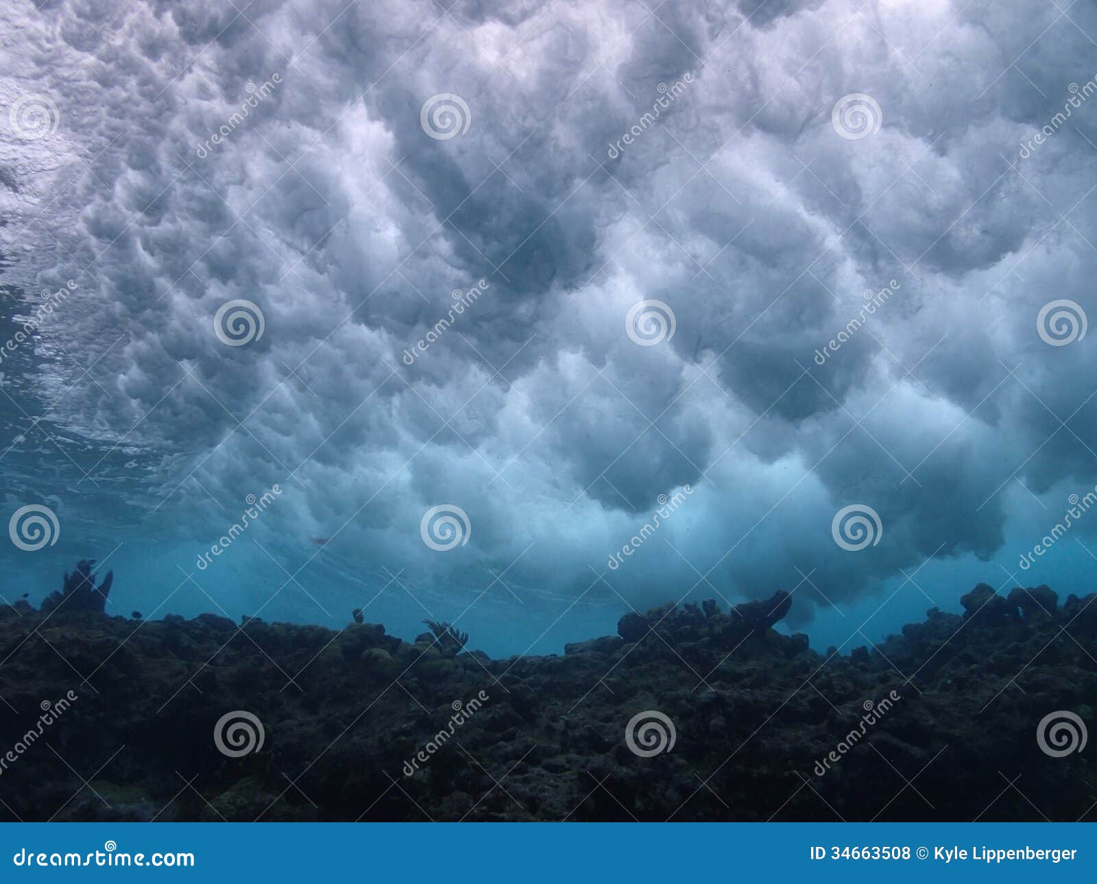 Ondas de quebra no recife foto de stock. Imagem de recife - 34663508