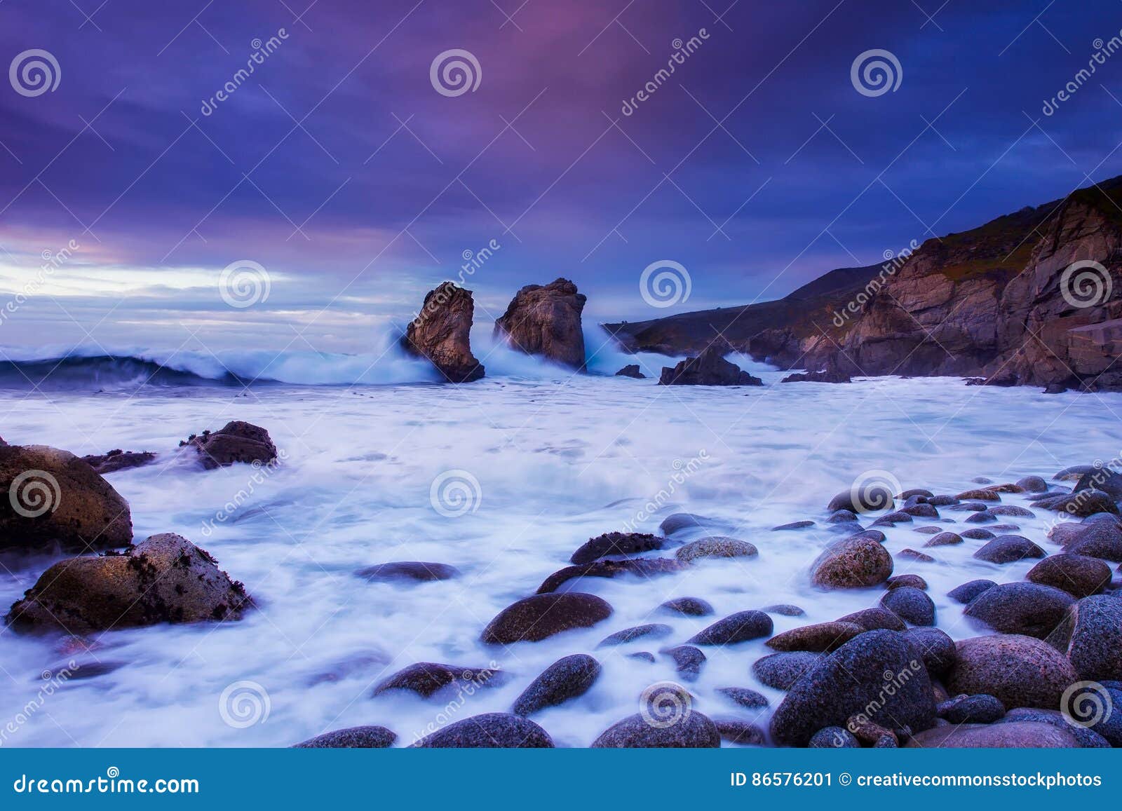 Ondas Nas Costas Rochosas Ao Amanhecer Imagem. Imagem: 86576201