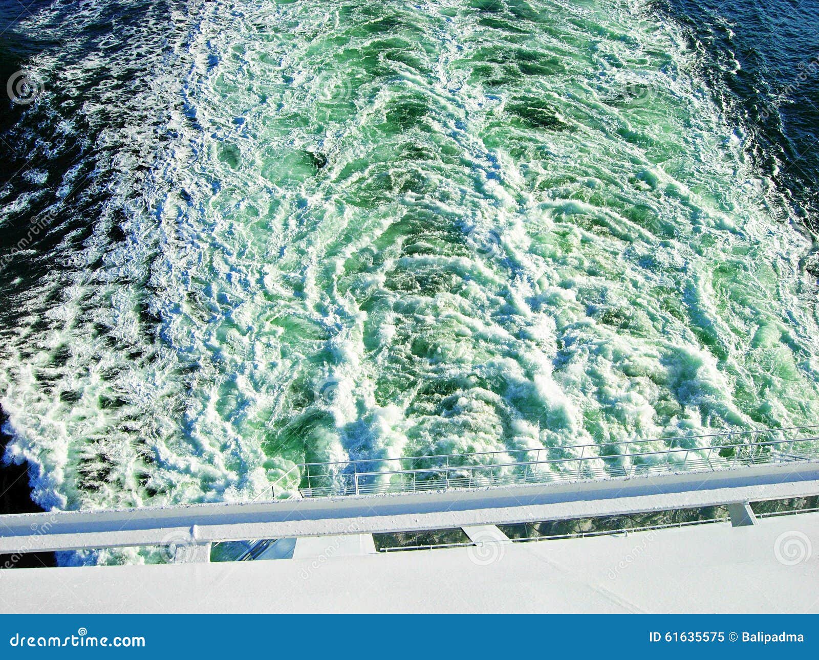 Ondas En La Popa De Una Nave Imagen de archivo - Imagen de turismo ...