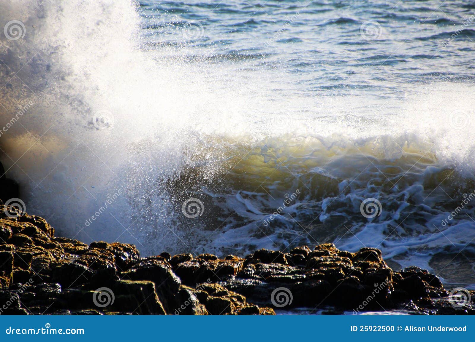 Ondas Que Salpican En Rocas Del Basalto Foto de archivo - Imagen de ...