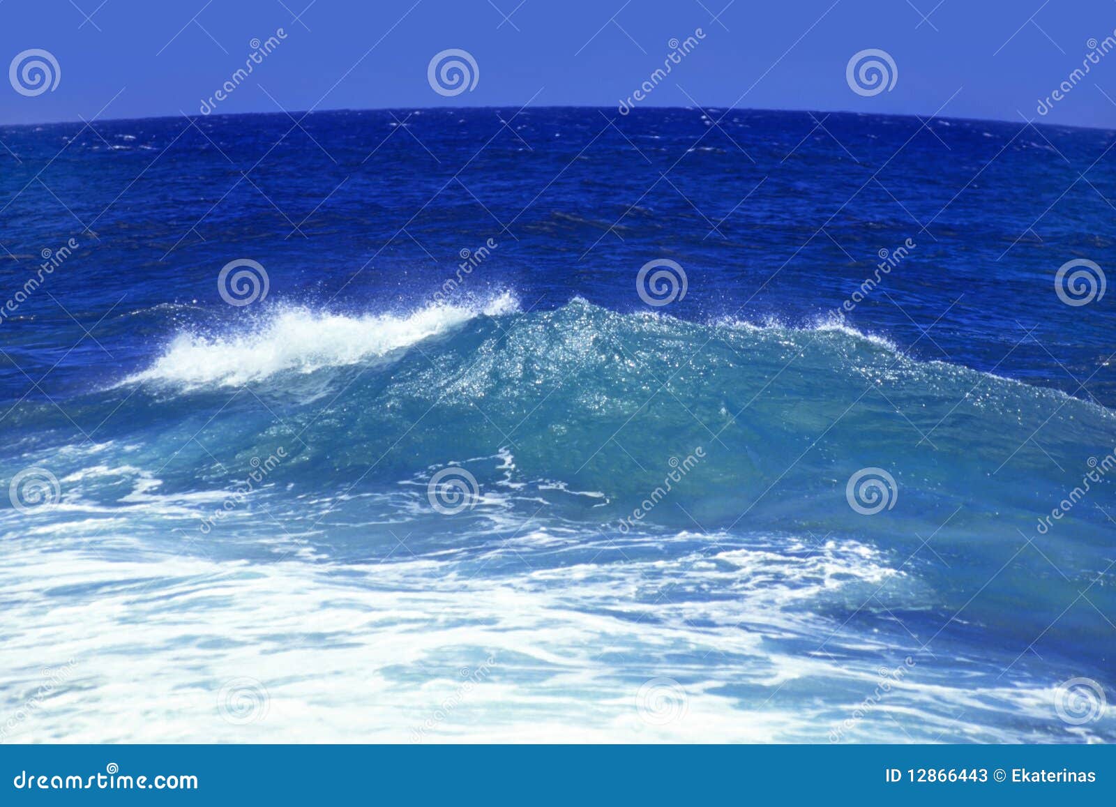 Onde dans l'océan image stock. Image du liquid, dangerous - 12866443