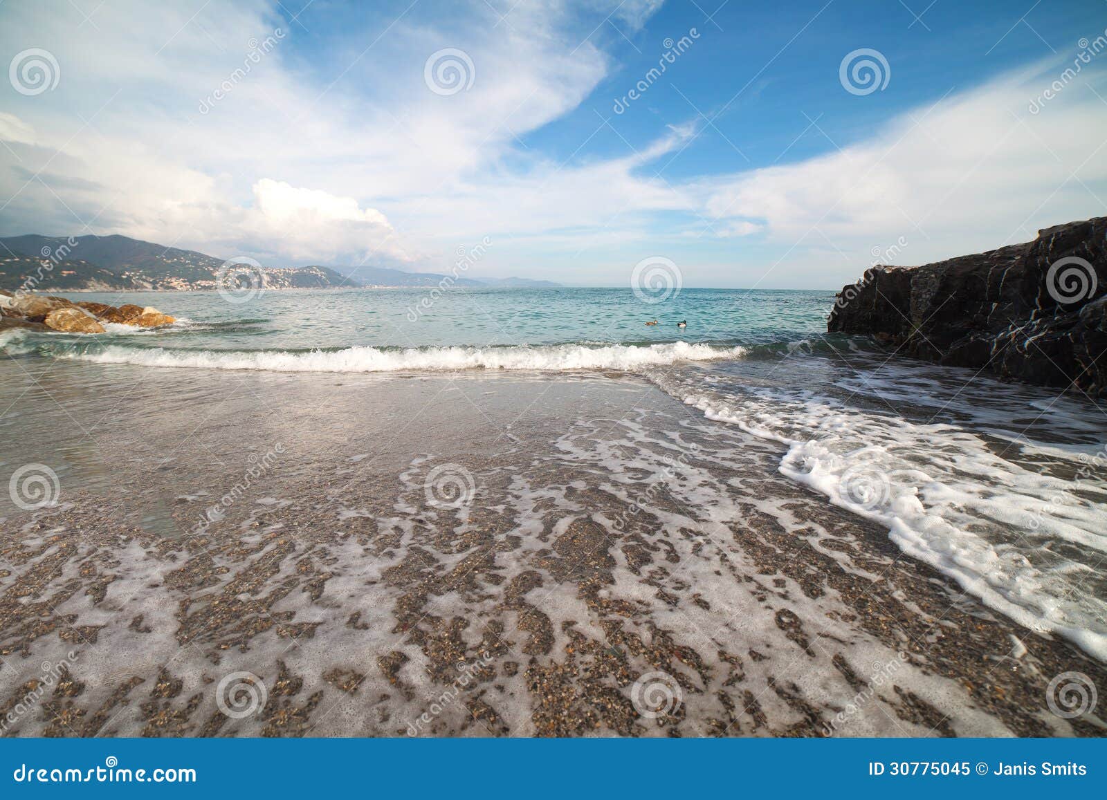 Onde del mar Ligure. immagine stock. Immagine di litorale - 30775045