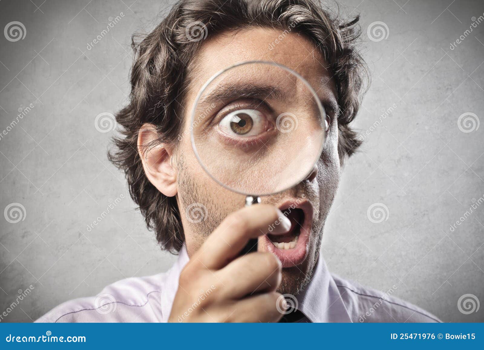 Onder het Vergrootglas stock foto. Image of jongen, horloge - 25471976