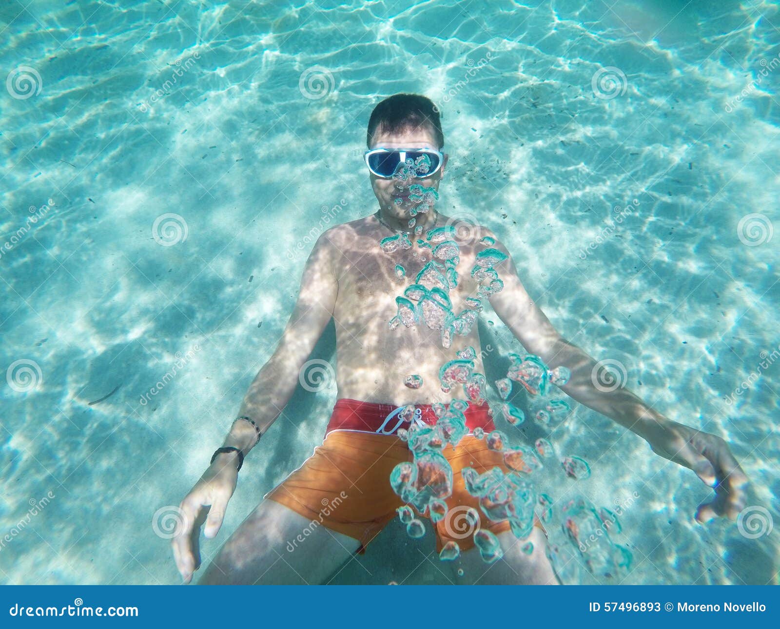 Onder water stock afbeelding. Image of bellen, zomer - 57496893