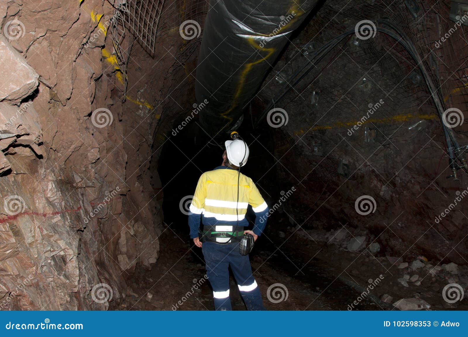 Ondergrondse Geoloog redactionele stock foto. Image of hulpmiddel ...