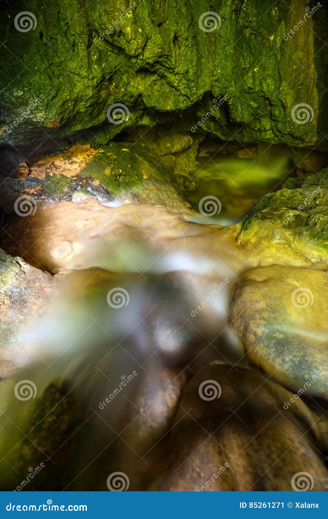Ondergrondse Rivier in Een Hol Stock Afbeelding - Image of openlucht ...