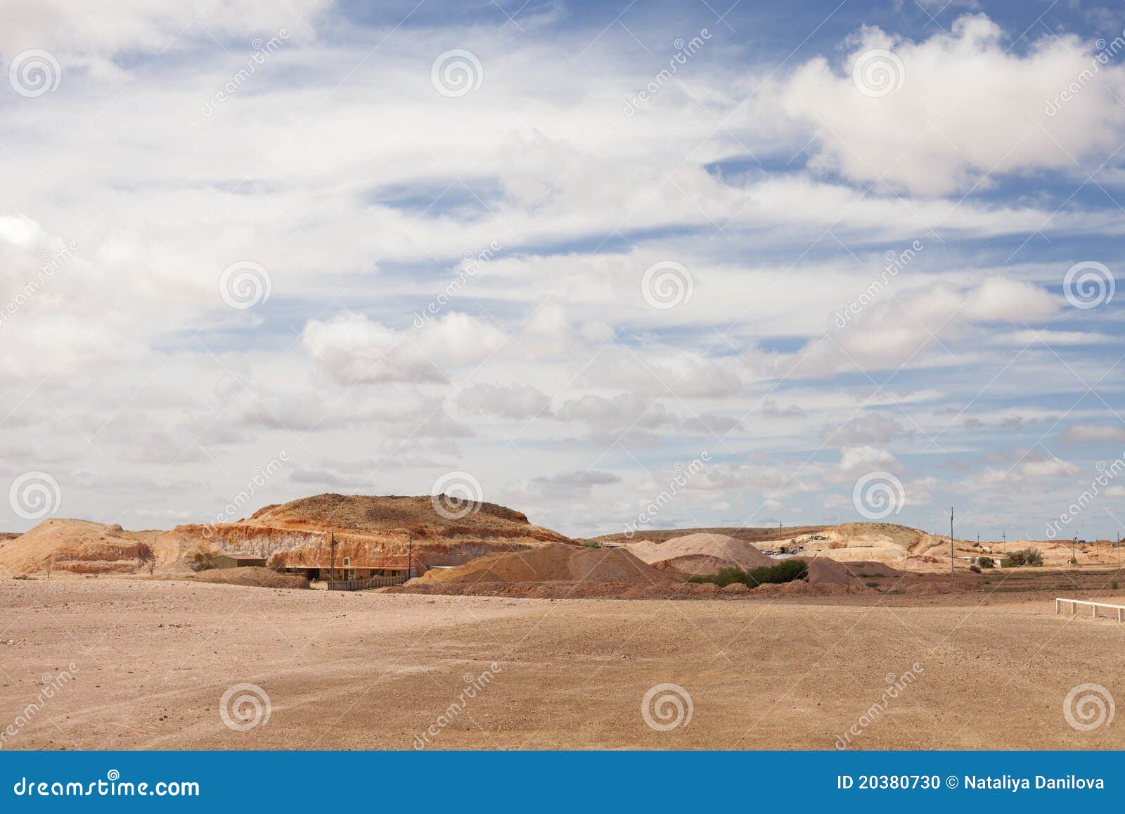 Ondergrondse Stad in Woestijn Stock Foto - Image of landschap, huis ...