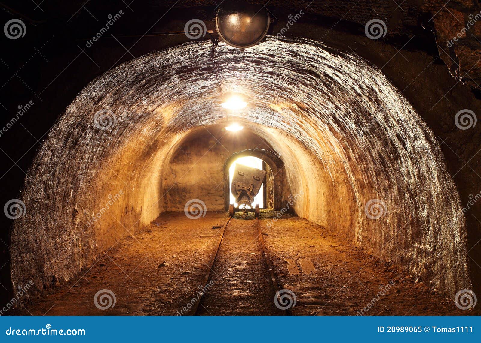 Ondergrondse Trein in Mijn. Stock Afbeelding - Image of bouw, gang ...