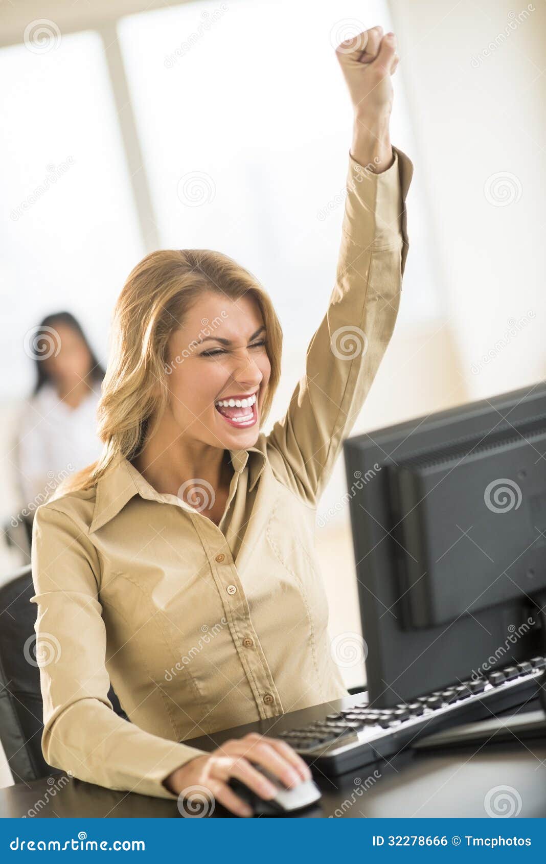 Onderneemster Celebrating Success while Die Computer Met Behulp Van Bij ...