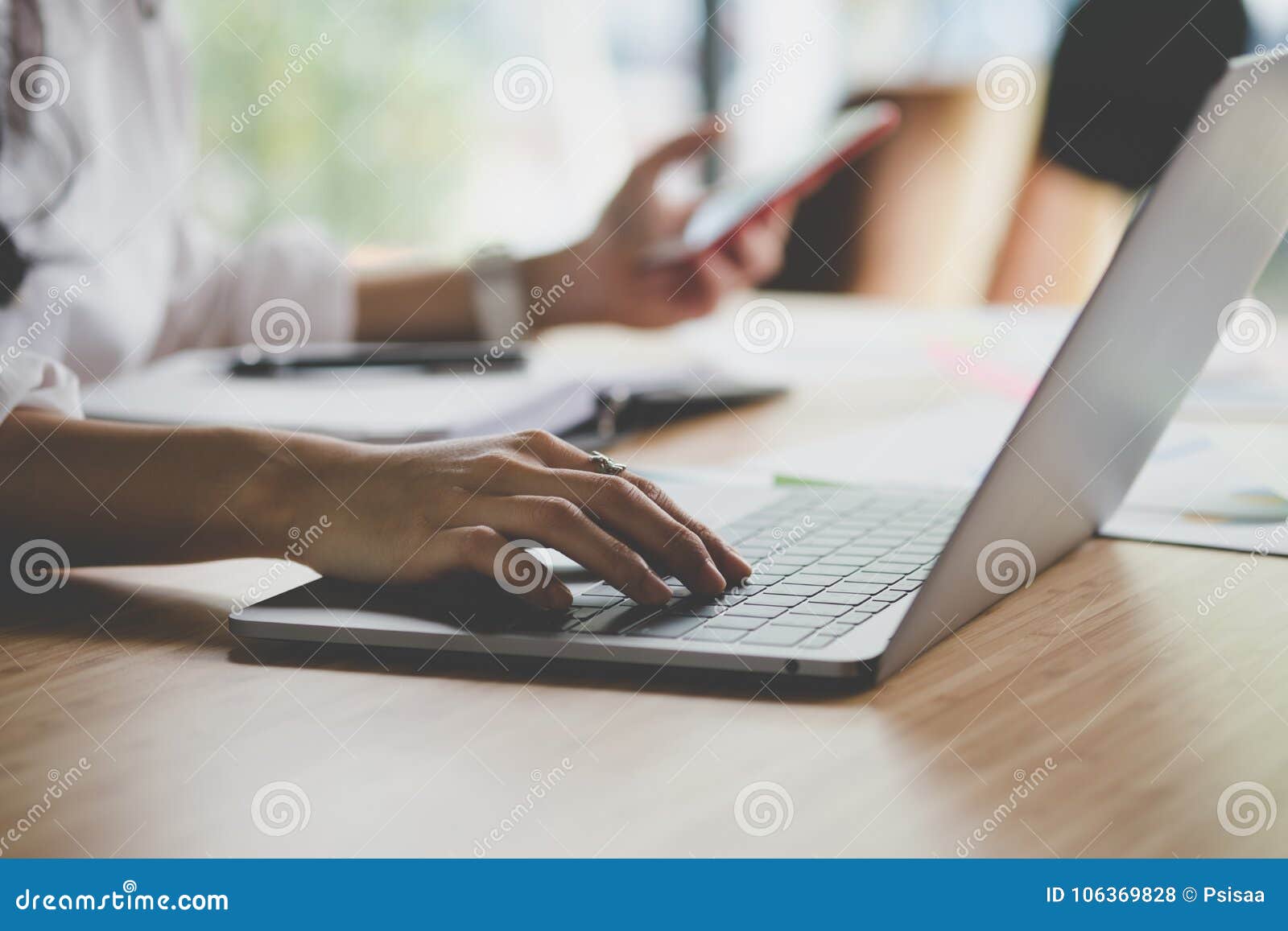 Onderneemster Die Computer Met Behulp Van Op Het Werk Het Startvrouw ...