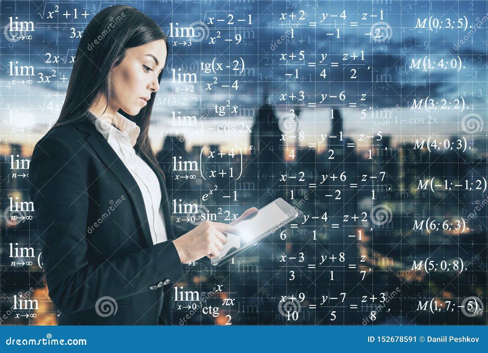 Onderneemster Die Formules Bekijken Stock Afbeelding - Image of formule ... Onderneemster Die Formules Bekijken Stock Afbeelding - Image of formule ...